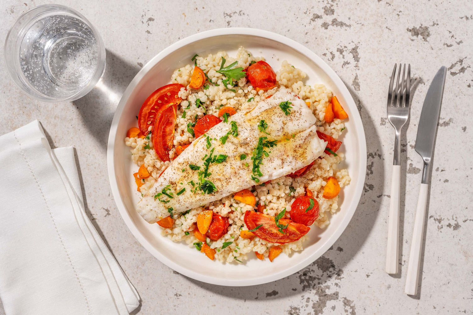 Heek met kruidensaus en friszoete parelcouscous Recept | HelloFresh