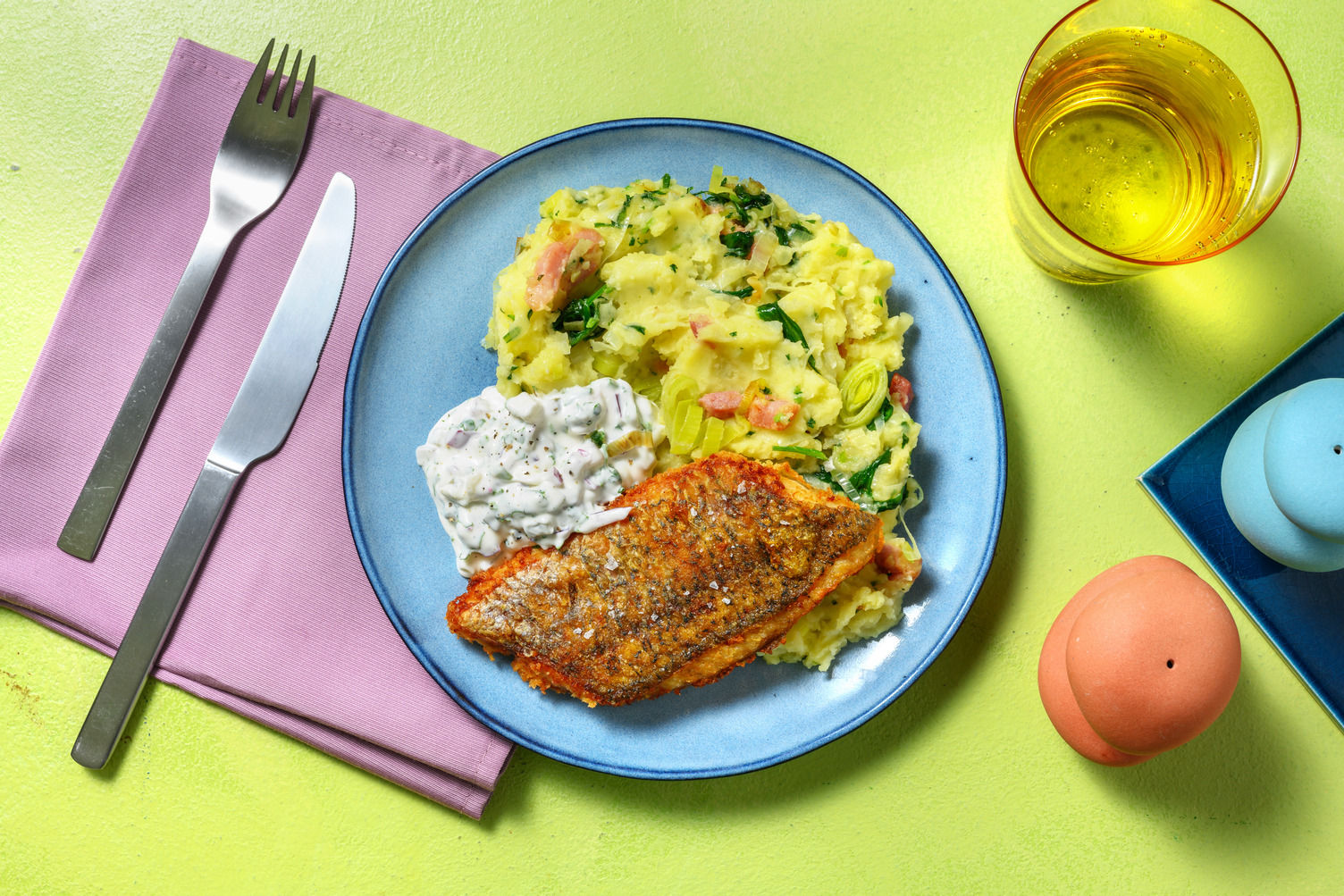 Merlu pané & son écrasé de lardons-épinards Recette | HelloFresh