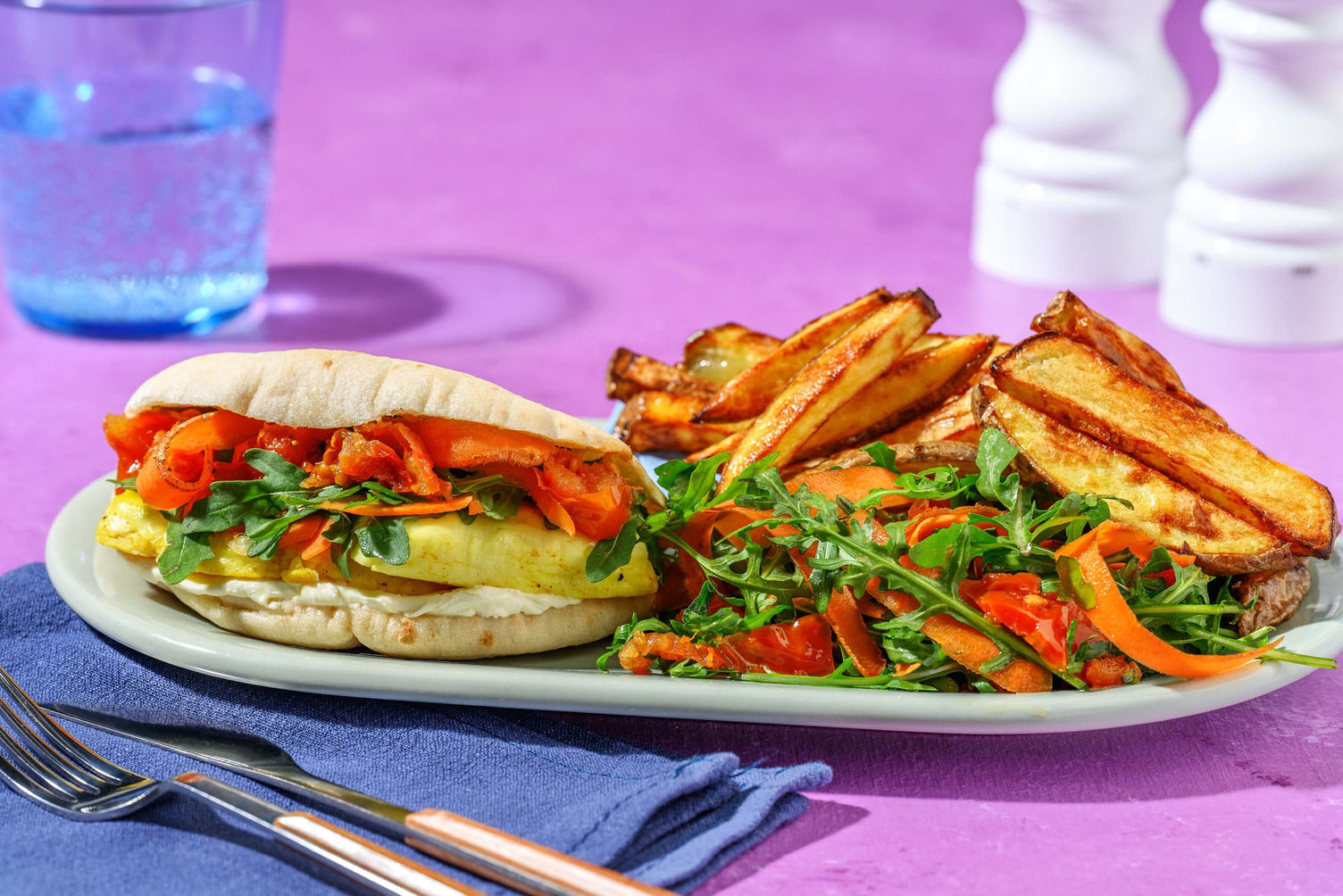 Halloumifylt pita og oreganopoteter | HelloFresh