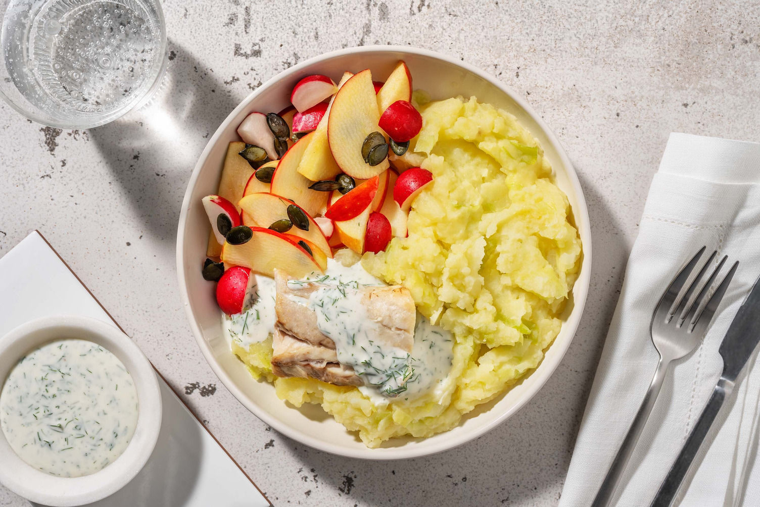 Pannstekt pangasiusfilé och krämig dillsås Recept | HelloFresh