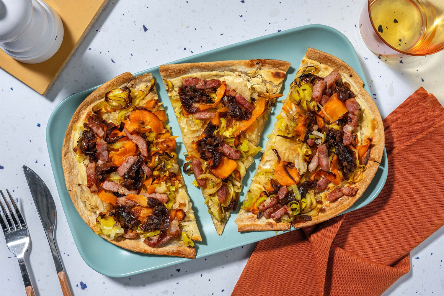 Flammkuchen met zuurkool en spekjes Recept | HelloFresh