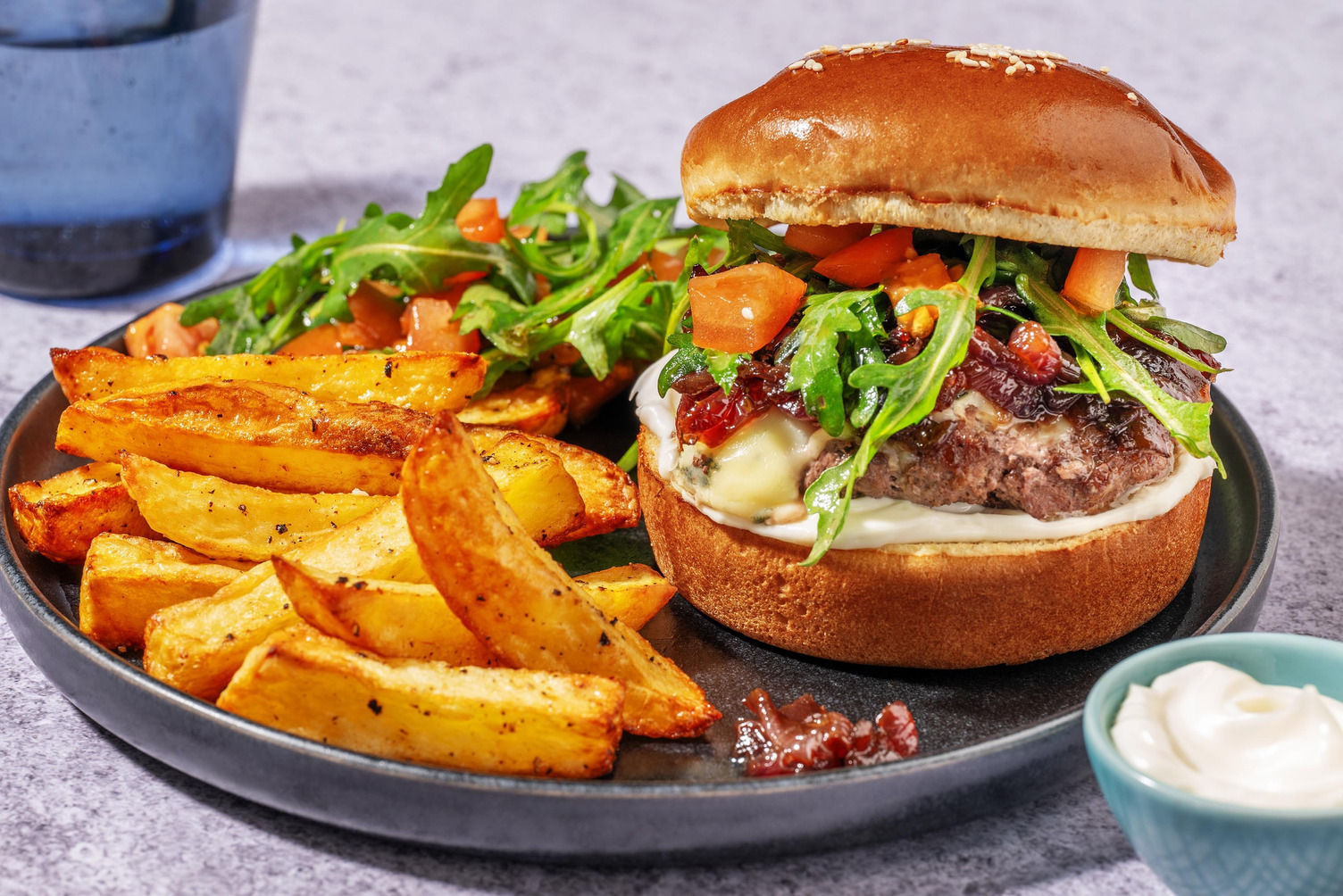 Burger met blauwe kaas en gekaramelliseerde ui Recept | HelloFresh