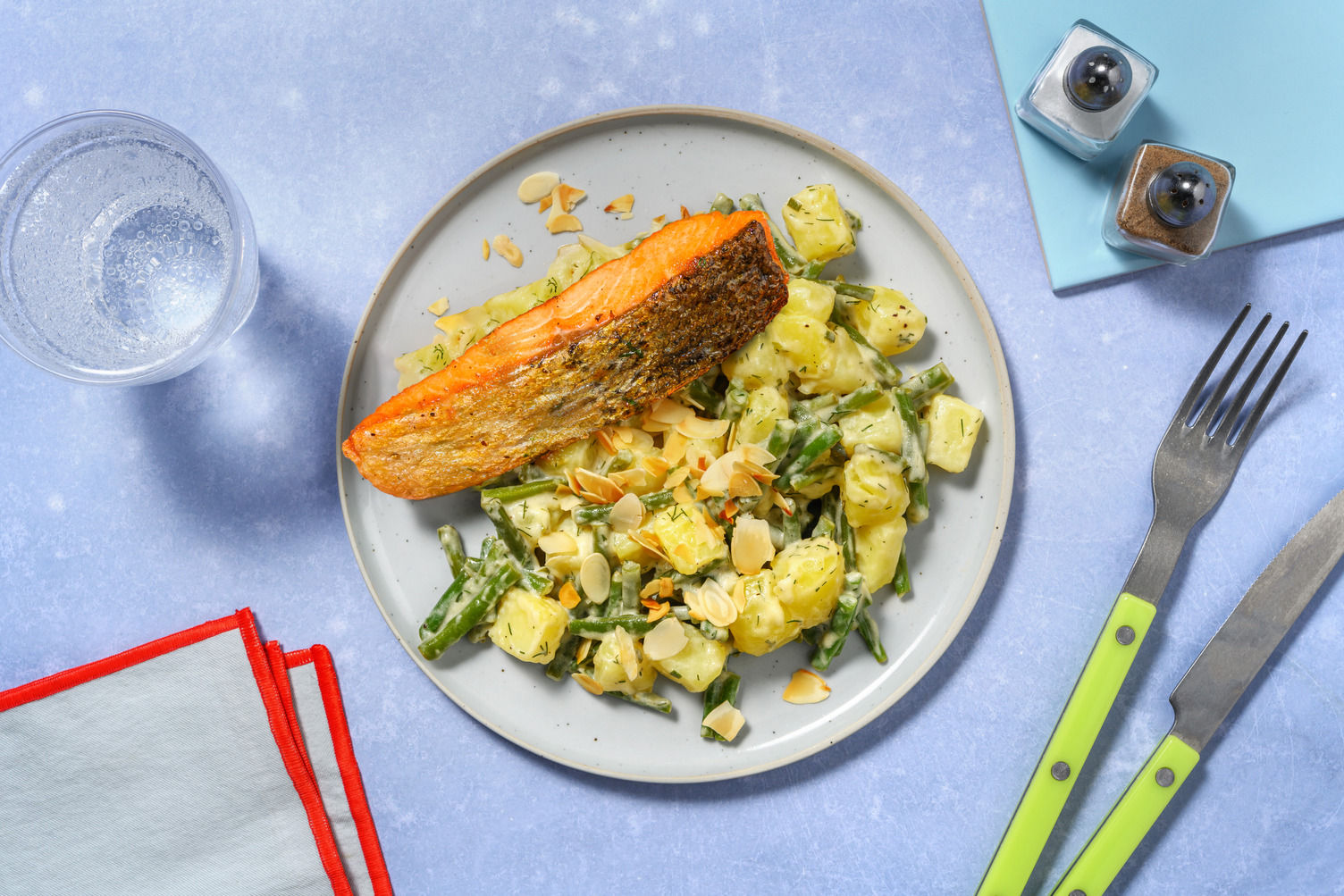 Saumon & salade scandinave de pommes de terre Recette | HelloFresh