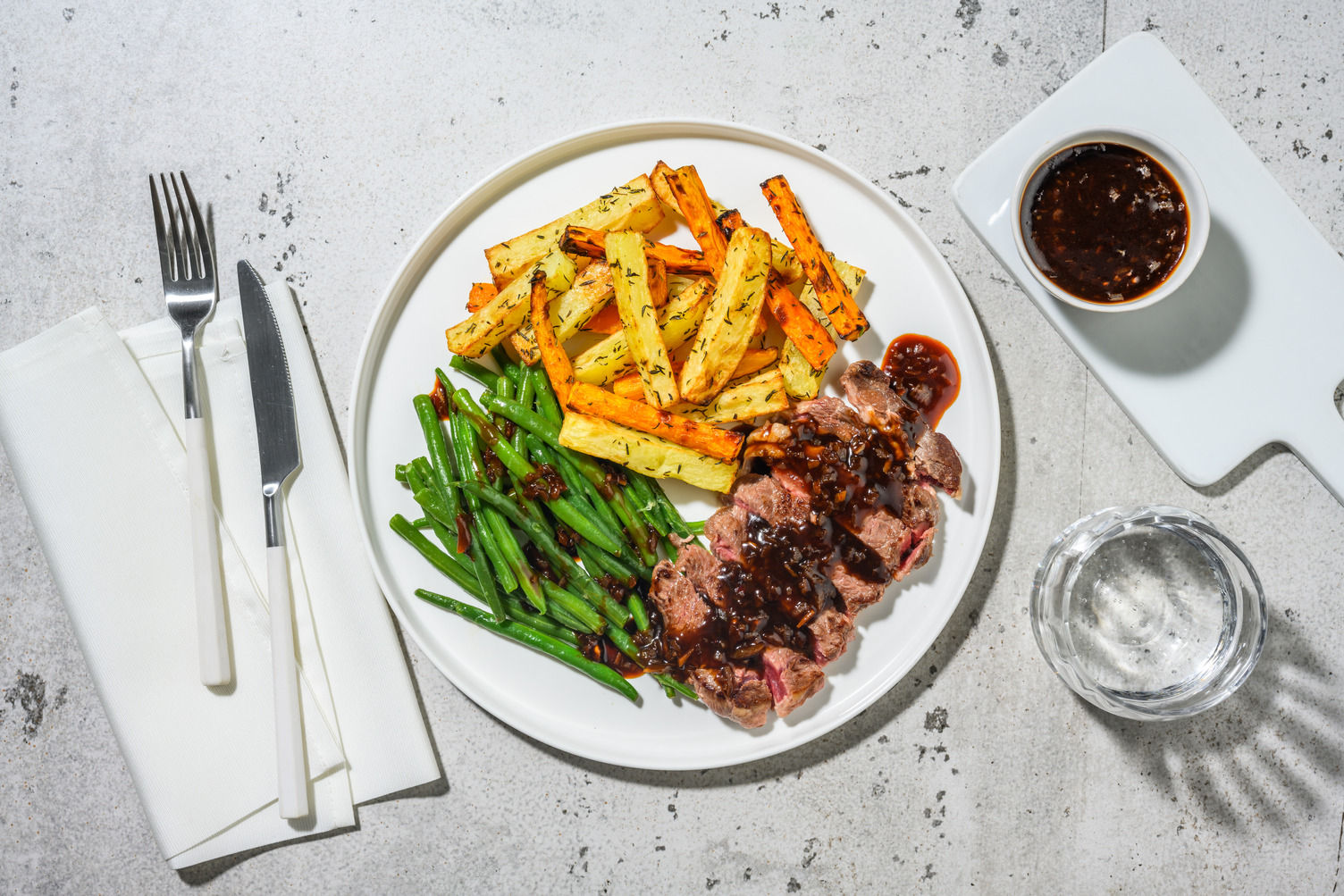 Bœuf sauce à l'échalote & frites Recette | HelloFresh