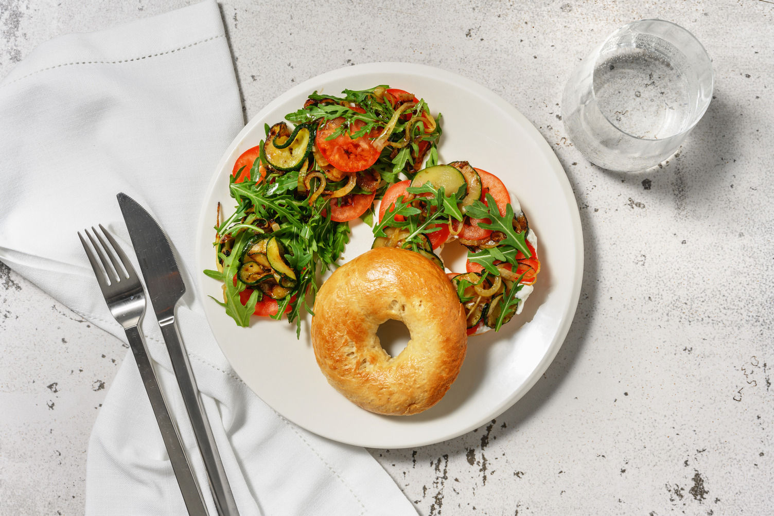 Flash bagel aux légumes du soleil & burrata Recette | HelloFresh