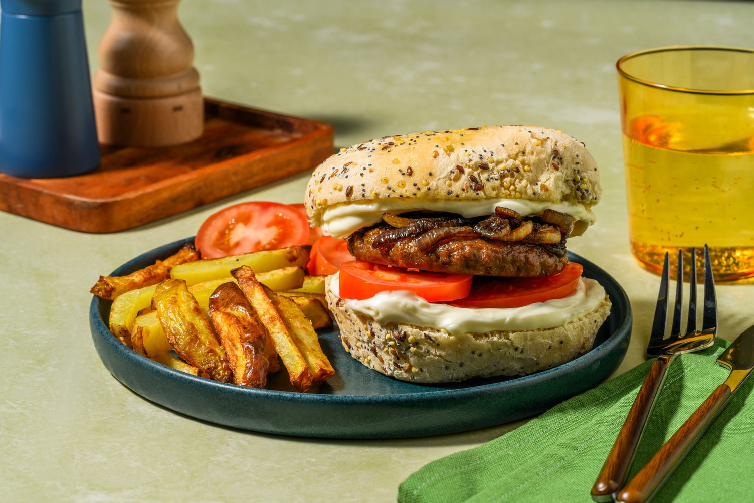 Le Végé : burger, frites & confit d'oignon Recette | HelloFresh