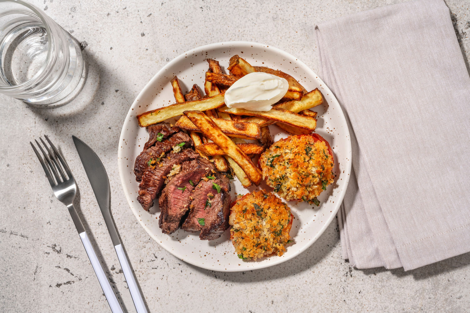Pavé de bœuf, tomates provençales & frites Recette | HelloFresh