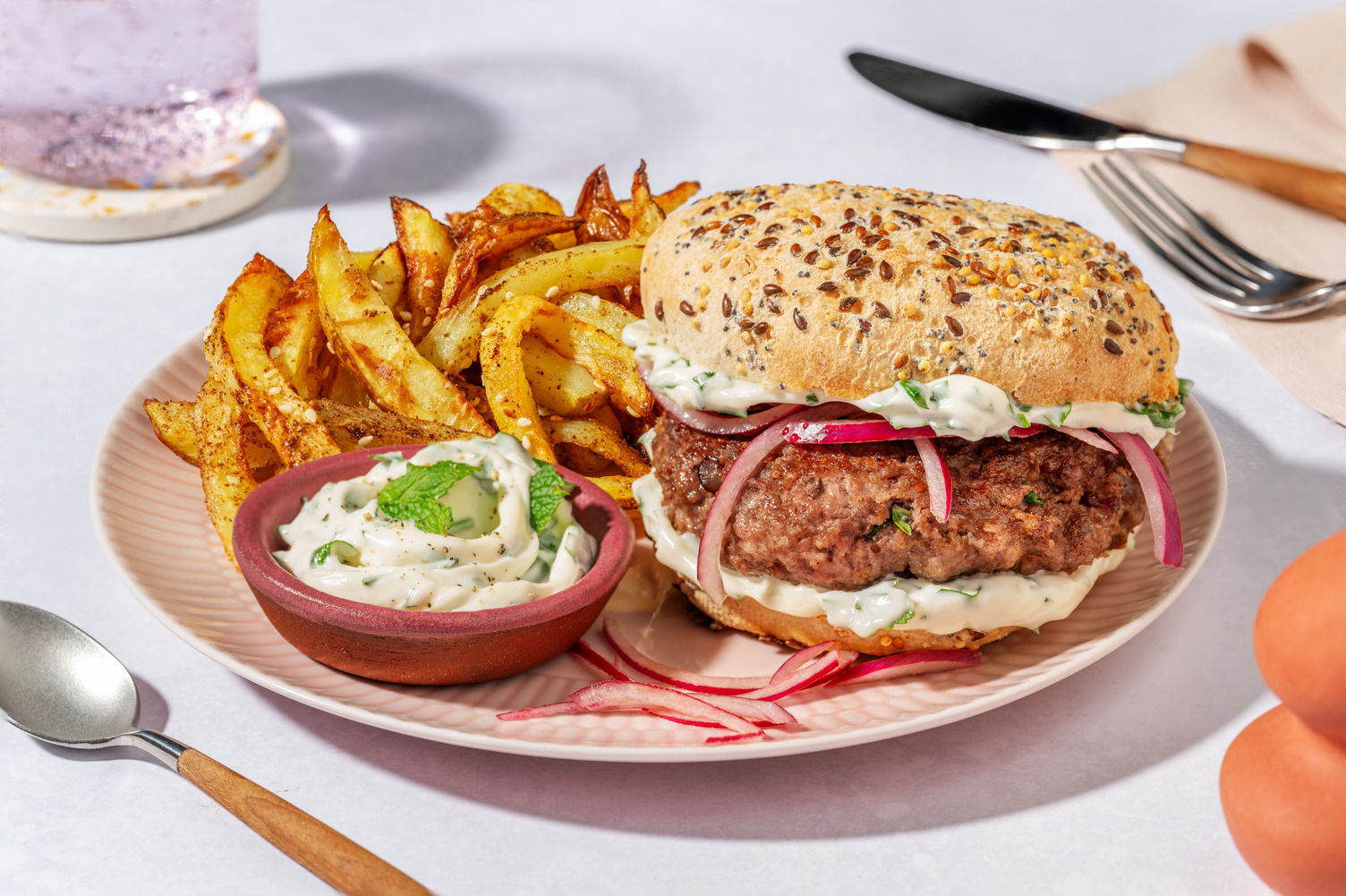 Burger de bœuf au zaatar & aïoli persillée Recette | HelloFresh