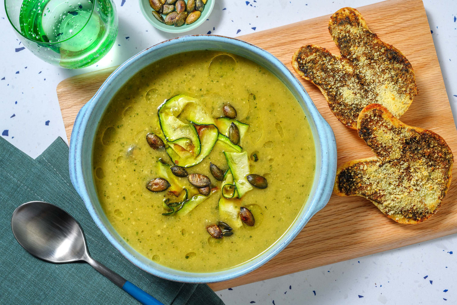 Soupe de courgette au pesto de champignons des bois Recette | HelloFresh