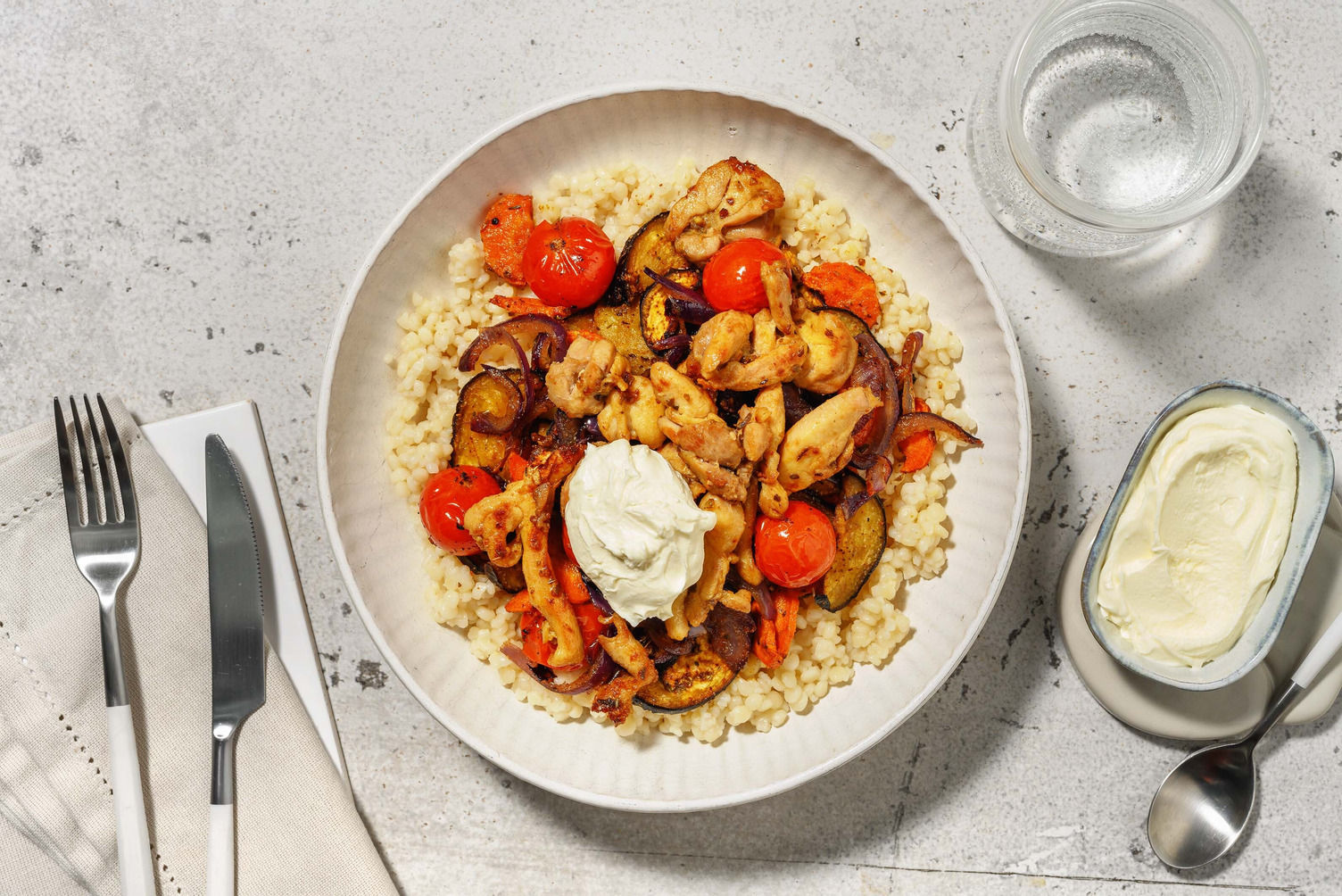 Bowl met kippendij, aubergine en labne Recept | HelloFresh