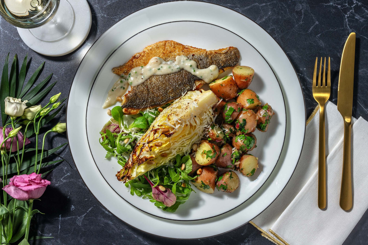 Pannestekt havabbor og gressløk-mornaysaus | HelloFresh