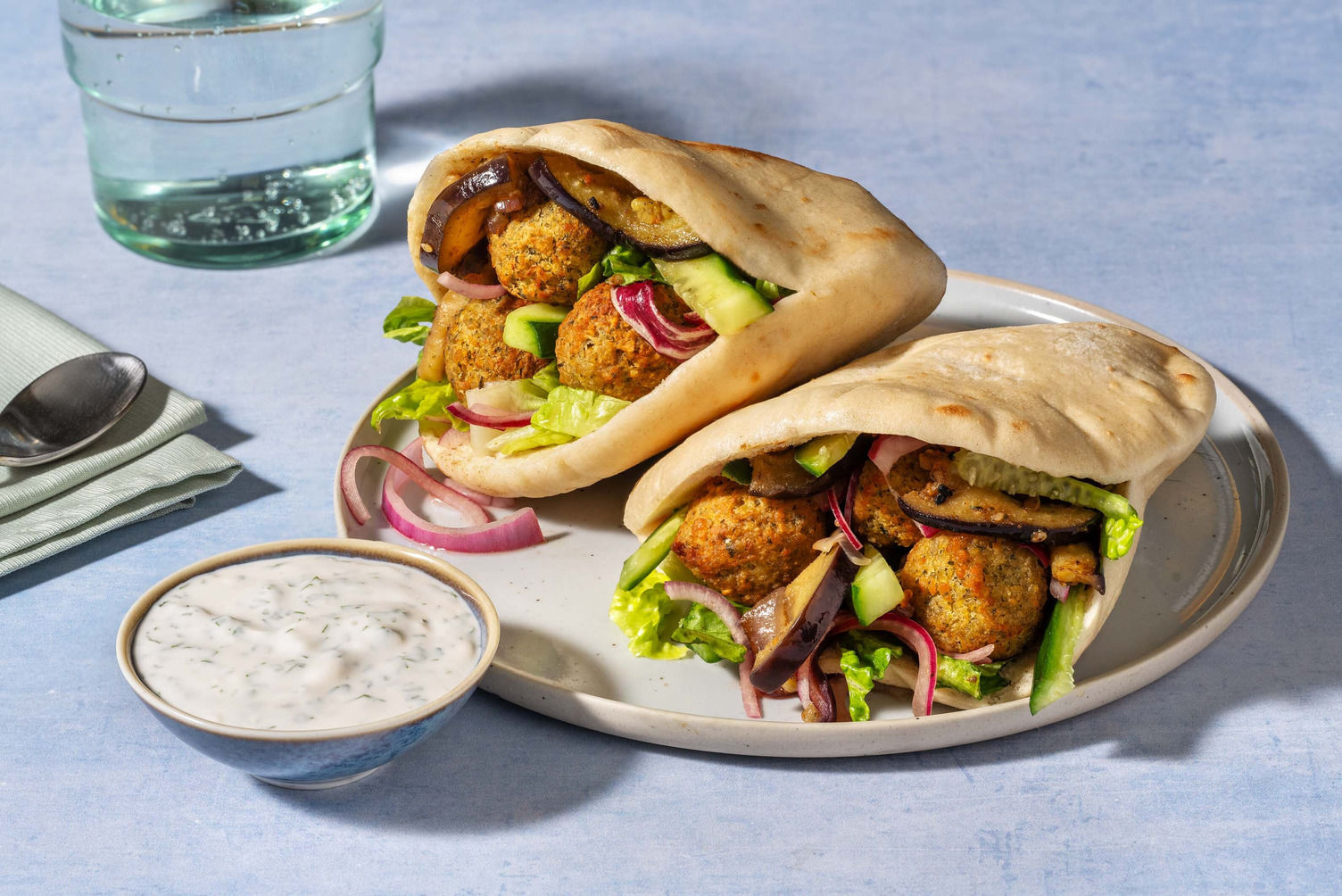 Pita's met falafel en frisse yoghurtsaus Recept | HelloFresh