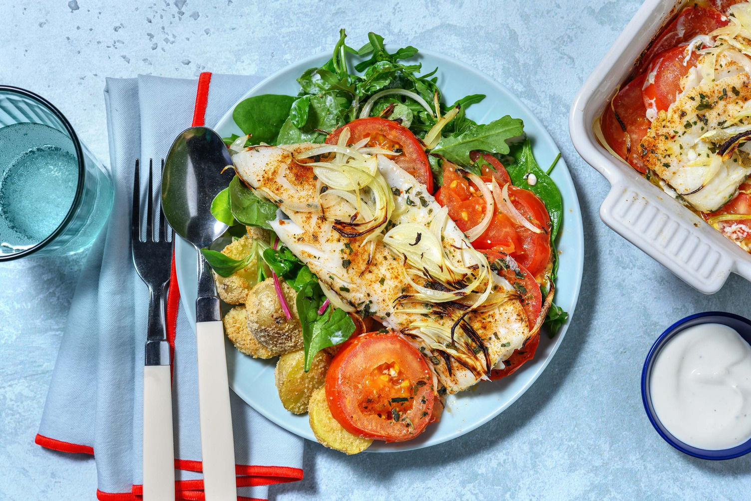 Seehecht im Ofen gebacken auf Tomatenbett Rezept | HelloFresh