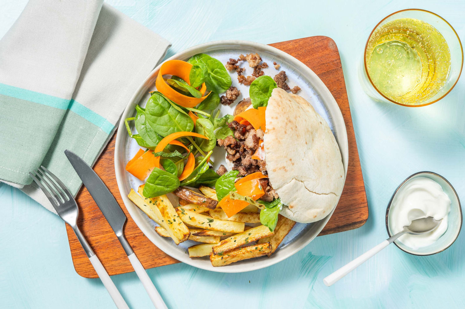 Kryddig blandfärs-pita Recept | HelloFresh