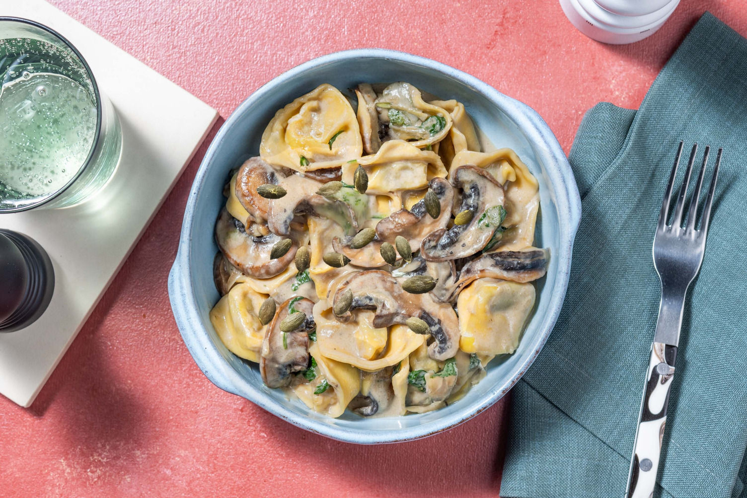 Fiorelli mit Pilzfüllung in cremiger Estragonsoße Rezept | HelloFresh