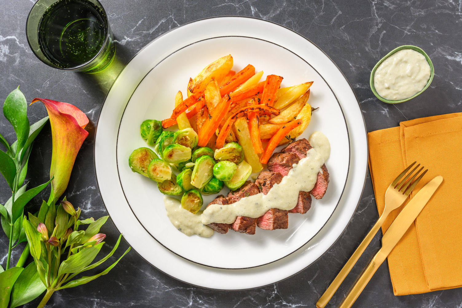 Pavé de bœuf, frites au four & sauce au bleu Recette | HelloFresh