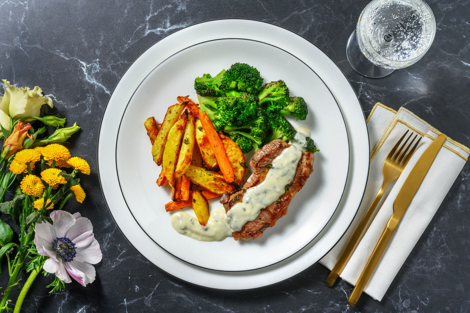 Pavé de bœuf, frites au four & sauce au bleu Recette | HelloFresh