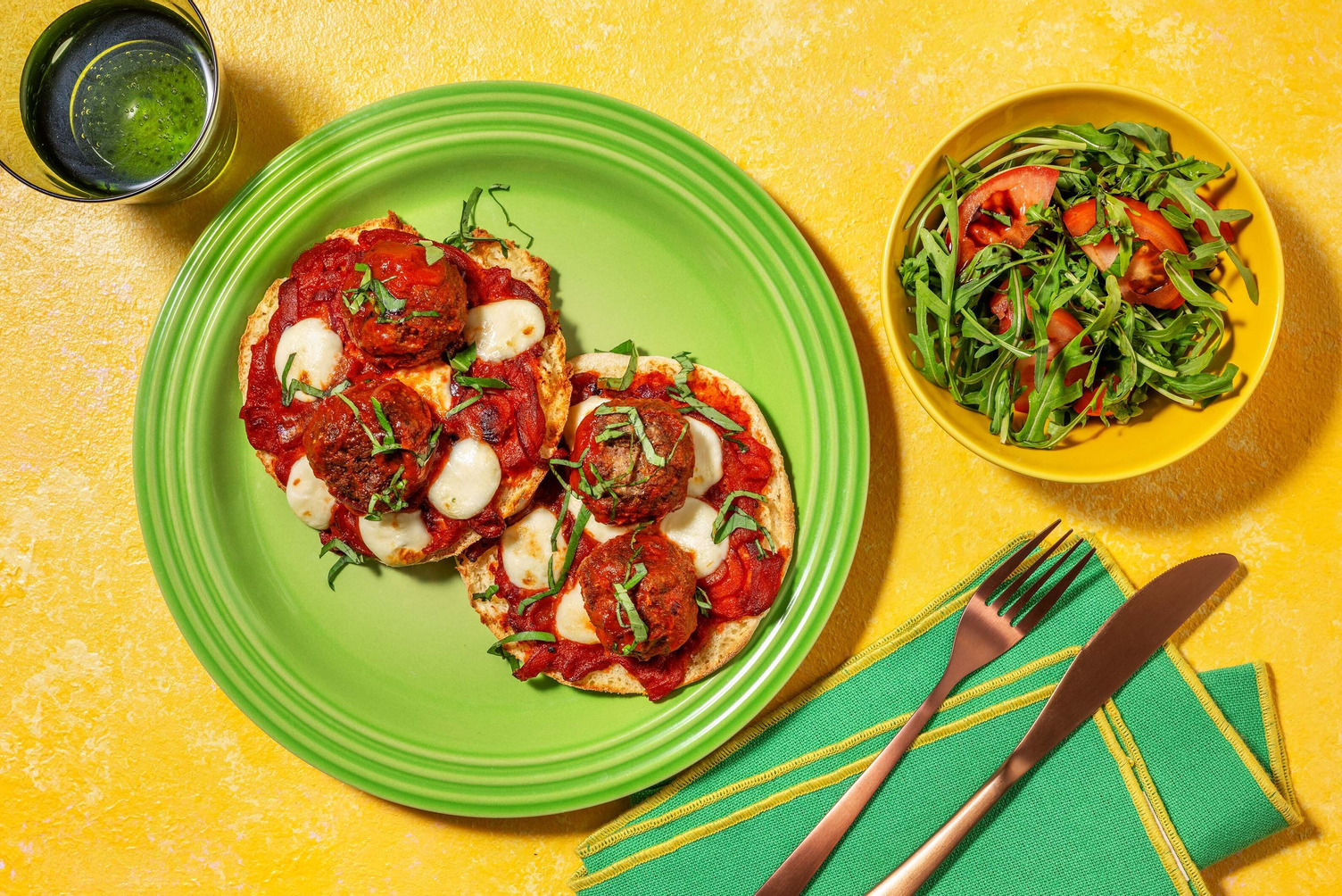 Turks broodje met gehaktballetjes en mozzarella Recept | HelloFresh