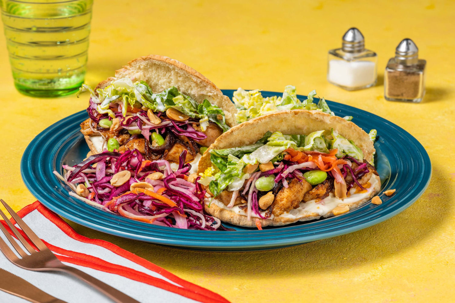 Pita met Oosterse kip, little gem en koolmix Recept | HelloFresh