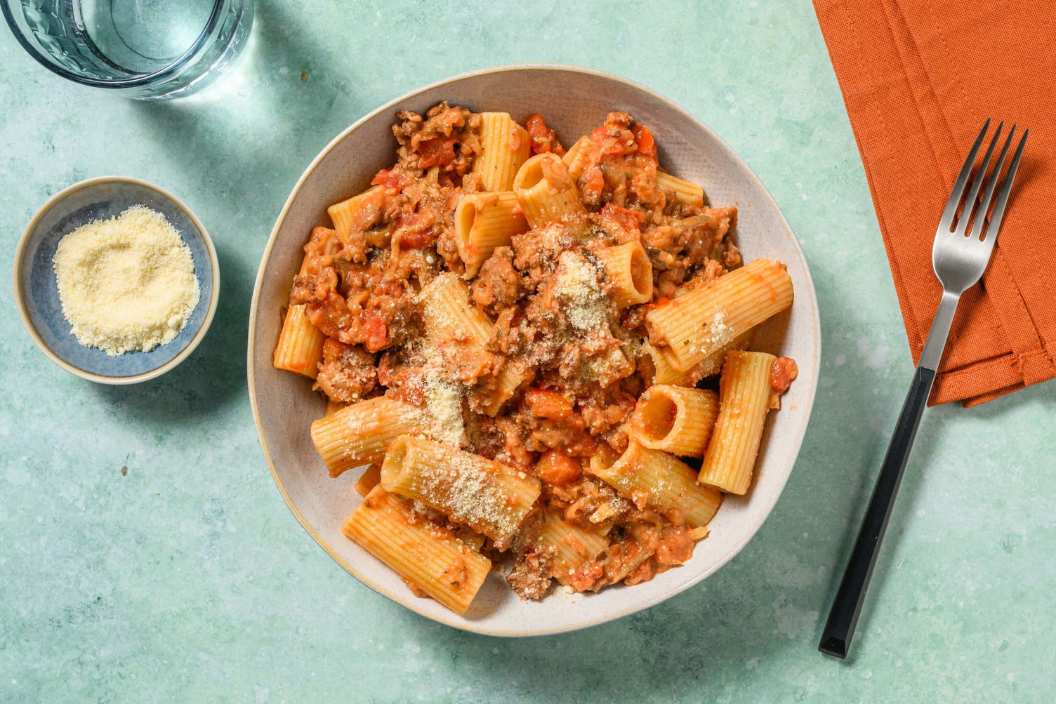 Rigatoni al Ragù mit Rind und Zucchini Rezept | HelloFresh