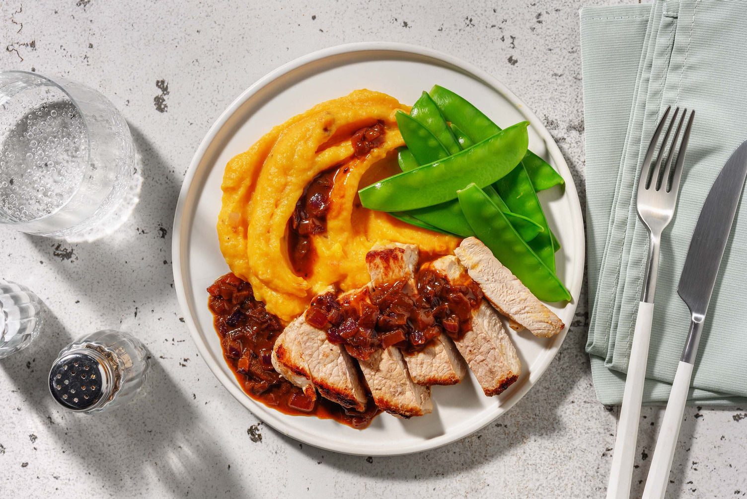 Varkensoester met zelfgemaakte saus Recept | HelloFresh