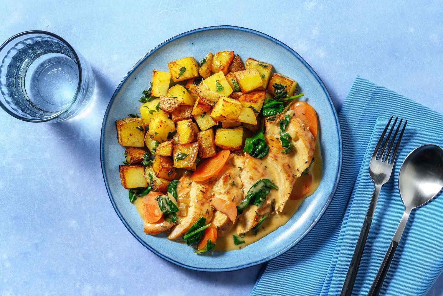 Kipfilet in roomsaus met spinazie en wortel Recept | HelloFresh