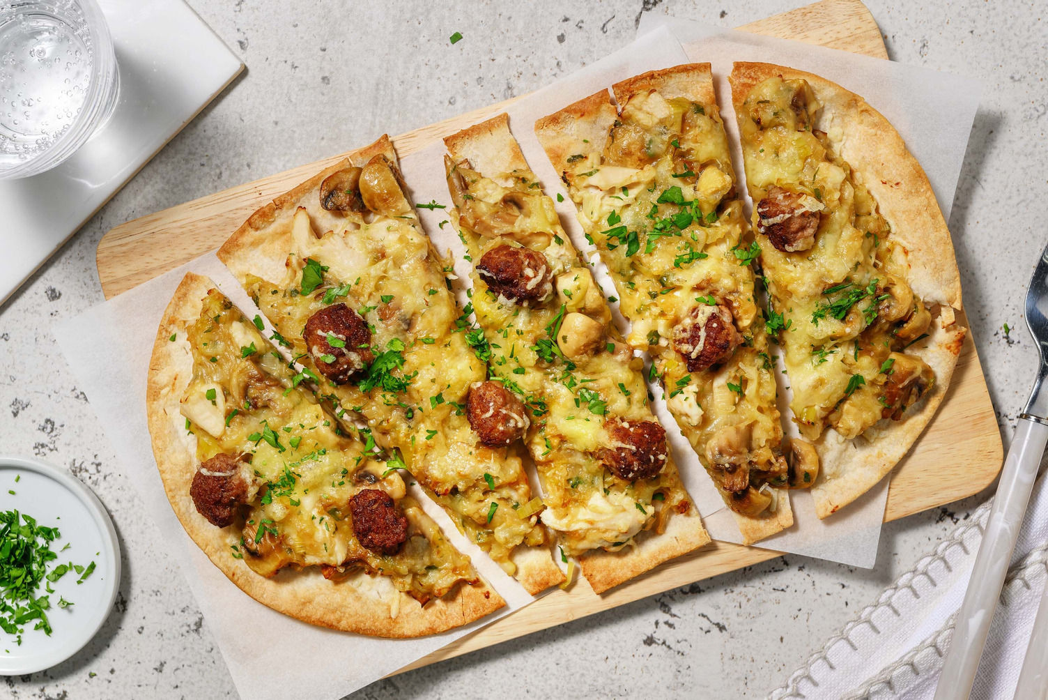Flammekueche au poulet et porc Recette | HelloFresh