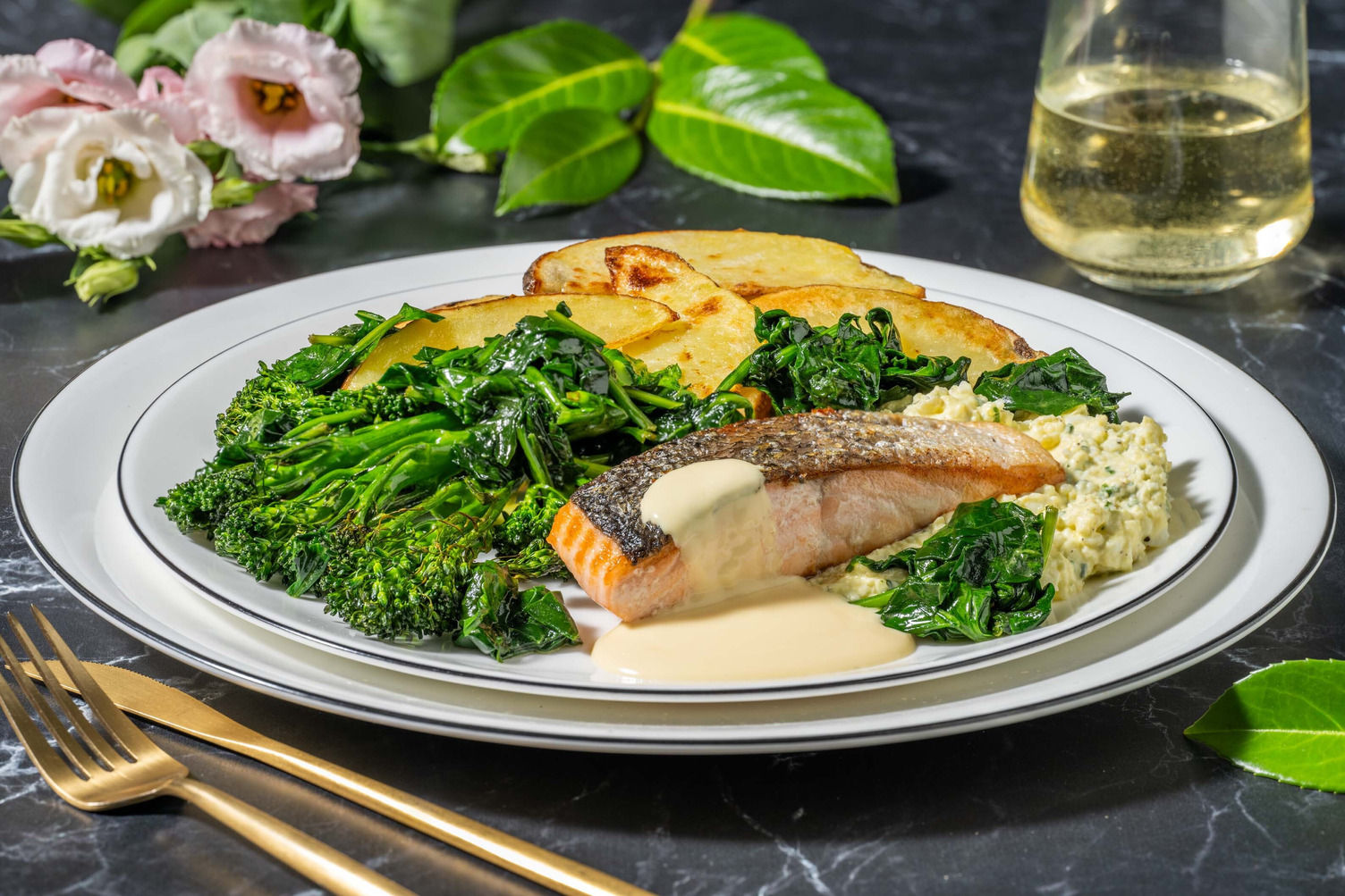 Zalmfilet met hollandaisesaus en broccolini Recept | HelloFresh