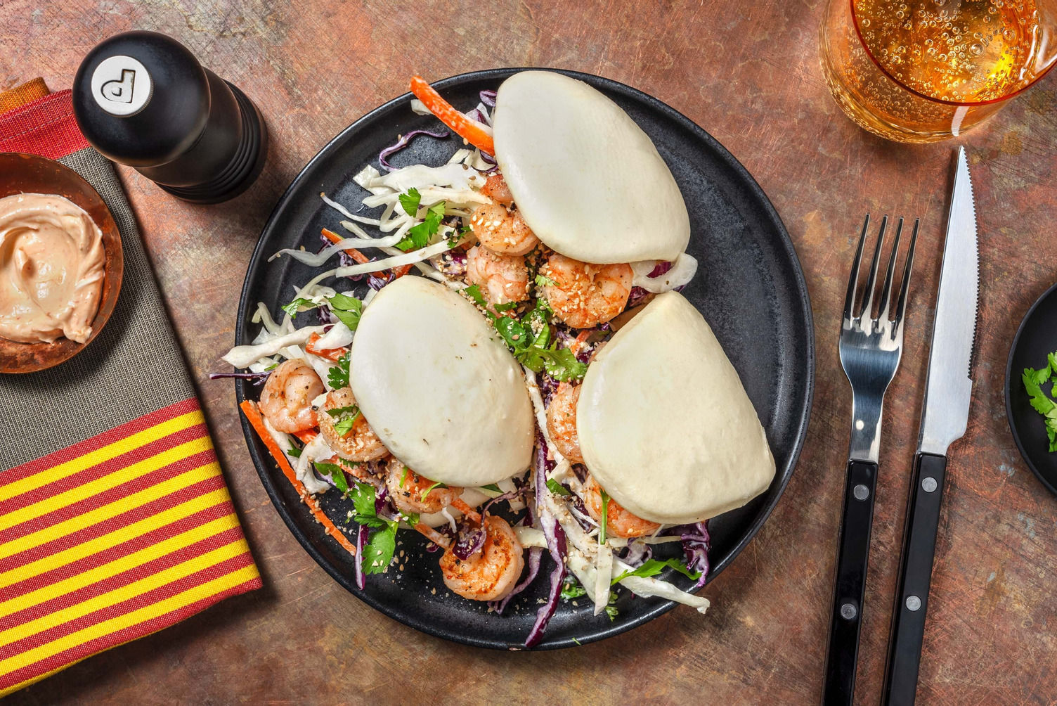 Bao buns garnis de crevettes et salade de chou Recette | HelloFresh