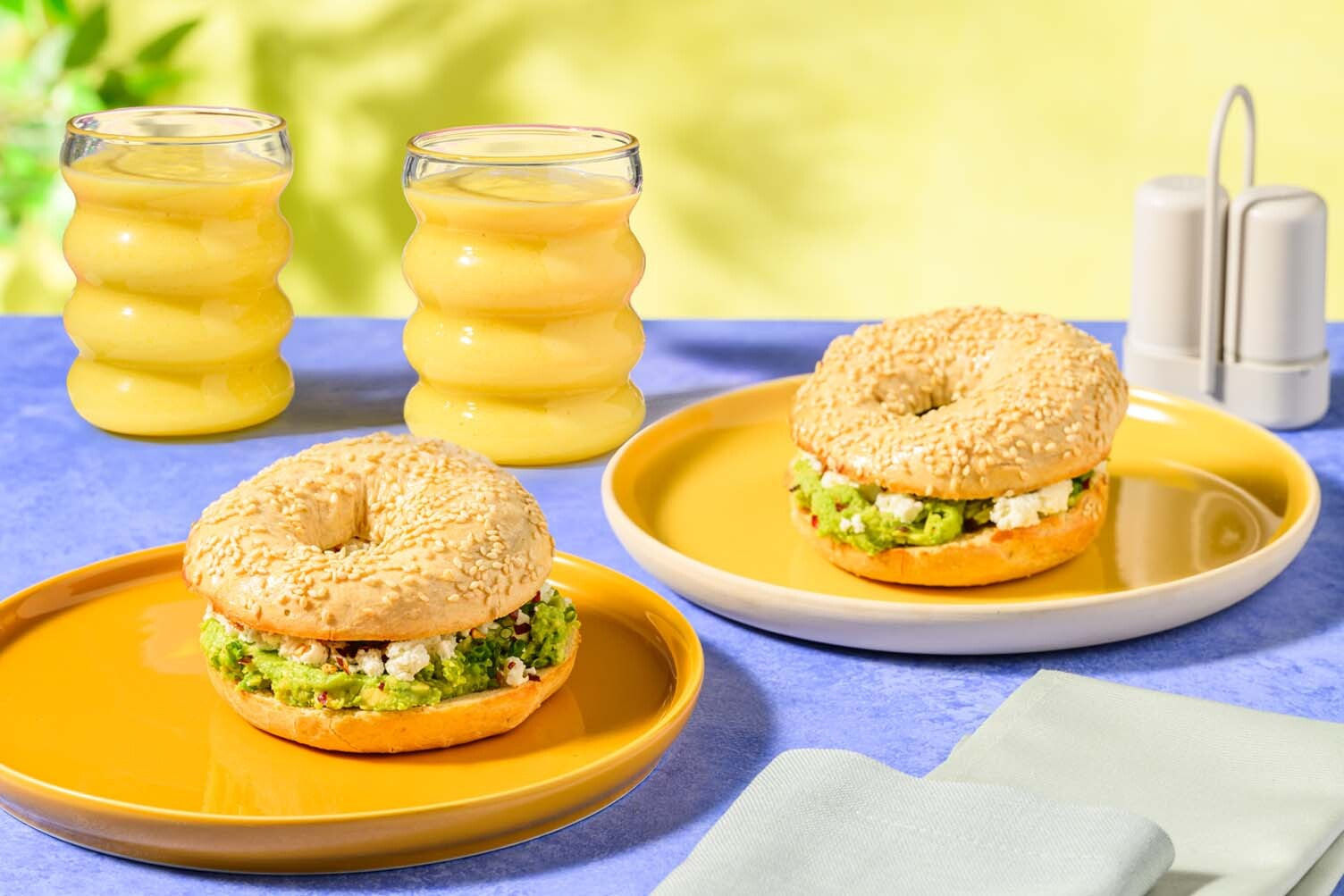 Bagel med avocadomos og Orange drøm-smoothiekit | HelloFresh