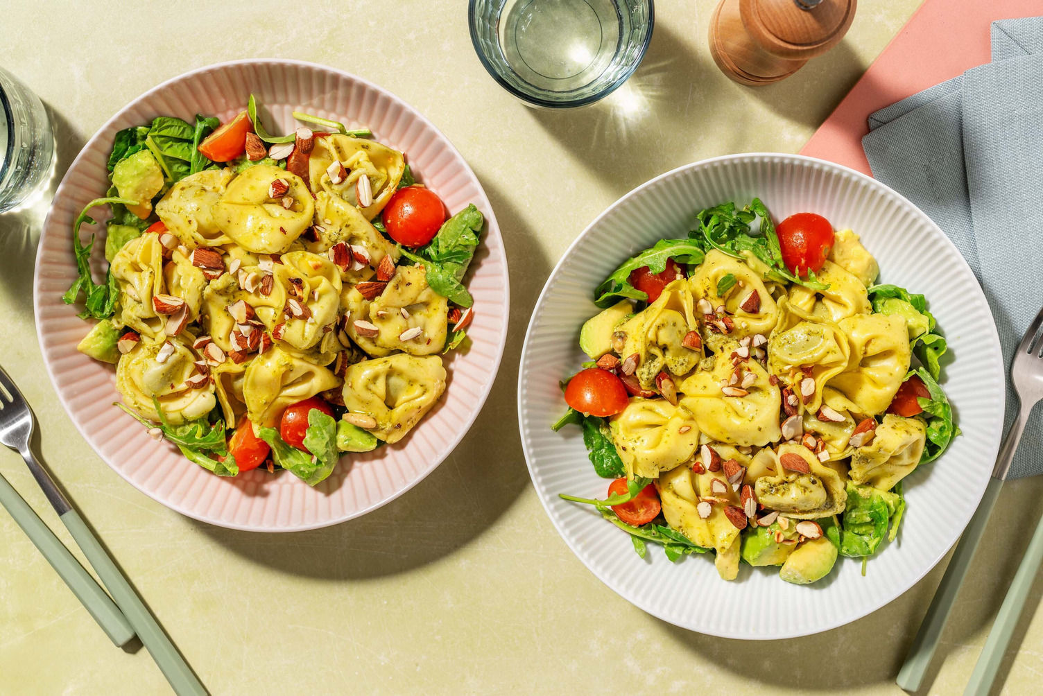 Lunchsallad på tortelloni och pestodressing Recept | HelloFresh