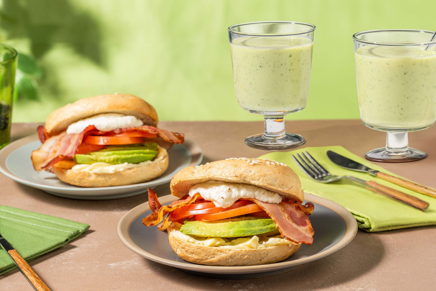 Avocado- og baconbagel og grøn smoothie | HelloFresh