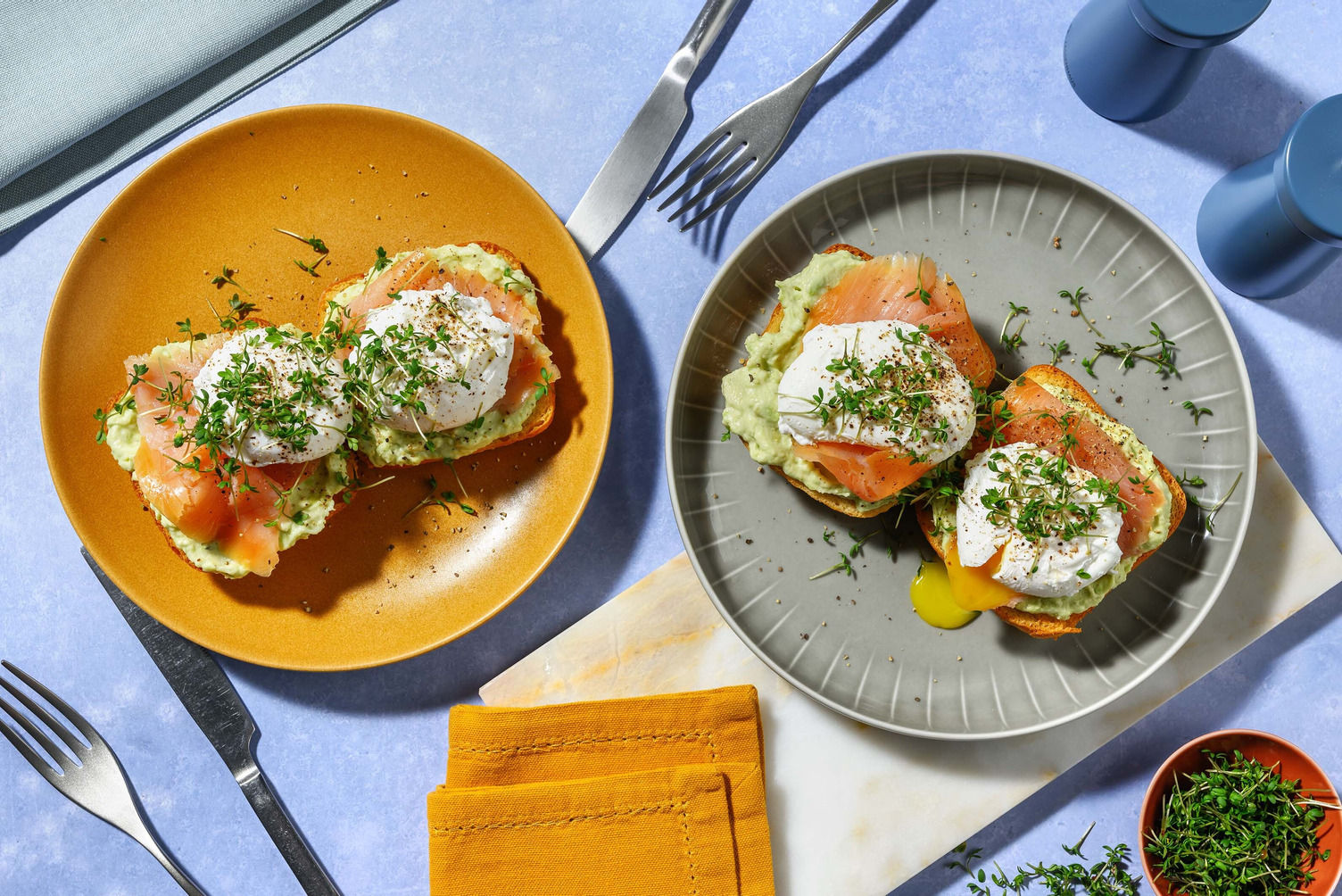 Avocado, gerookte zalm en gepocheerde eieren op toast Recept | HelloFresh