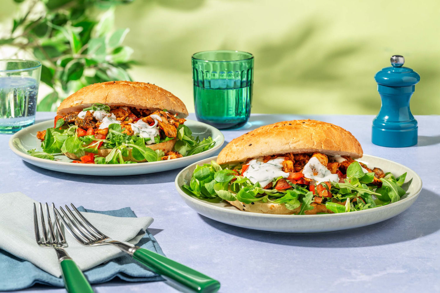 Turks broodje met kippendij en knoflooksaus Recept | HelloFresh