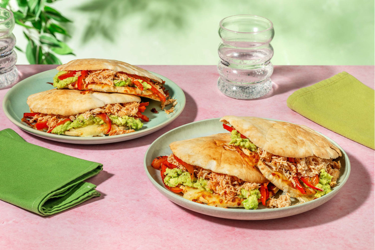 Pita's met pulled chicken en avocado Recept | HelloFresh