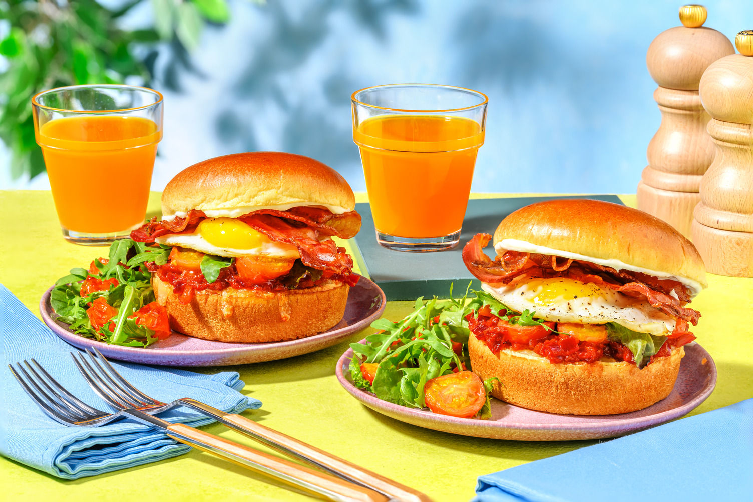 Brunch : Burger œuf-bacon & jus d'orange Recette | HelloFresh