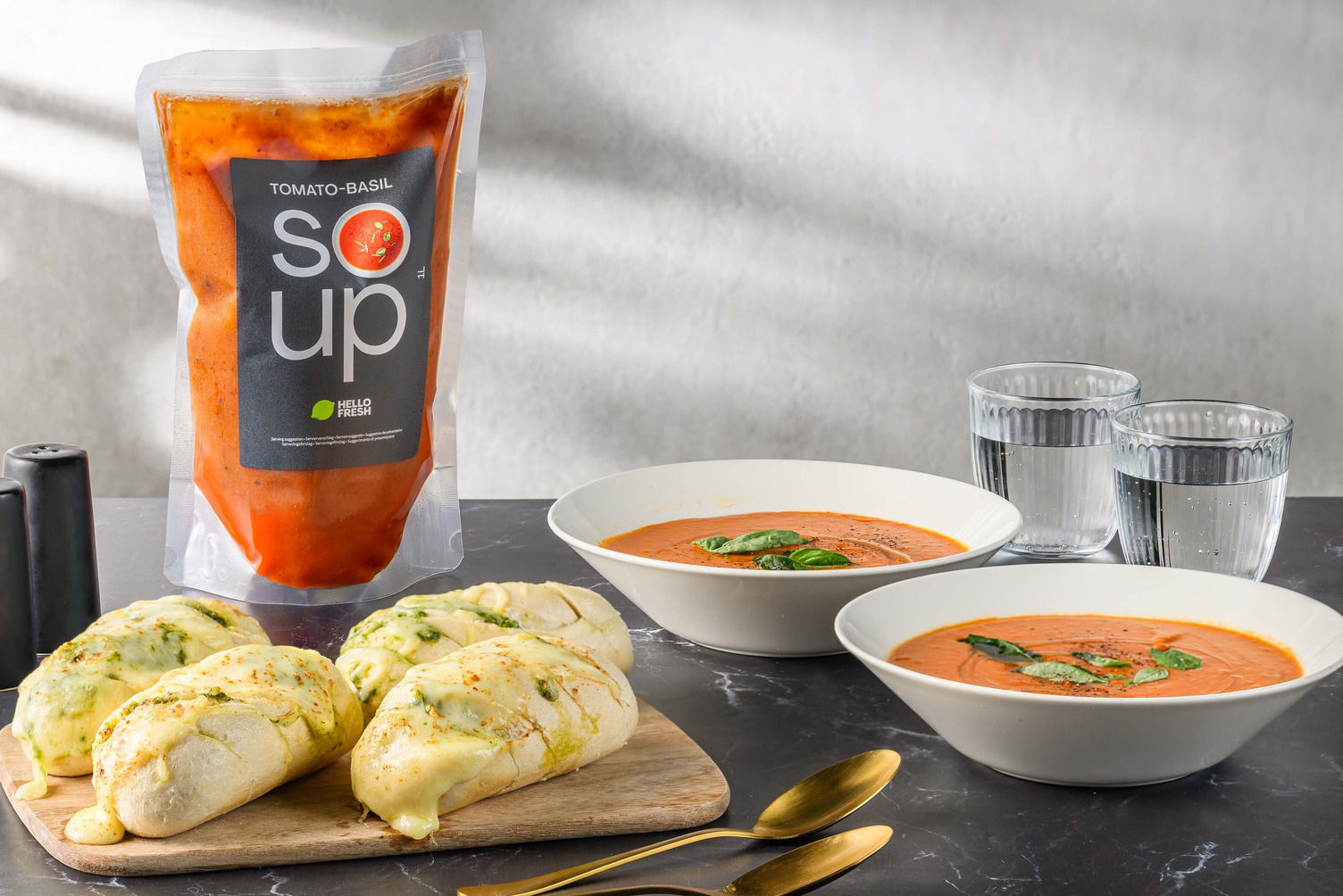 Verse basilicum-tomatensoep met mozzarella-knoflookbrood Recept ...
