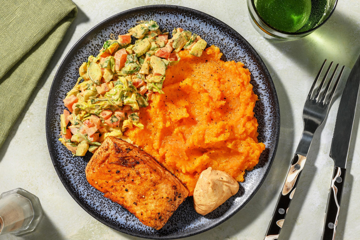 Pandestegt cajunkrydret ørred | HelloFresh