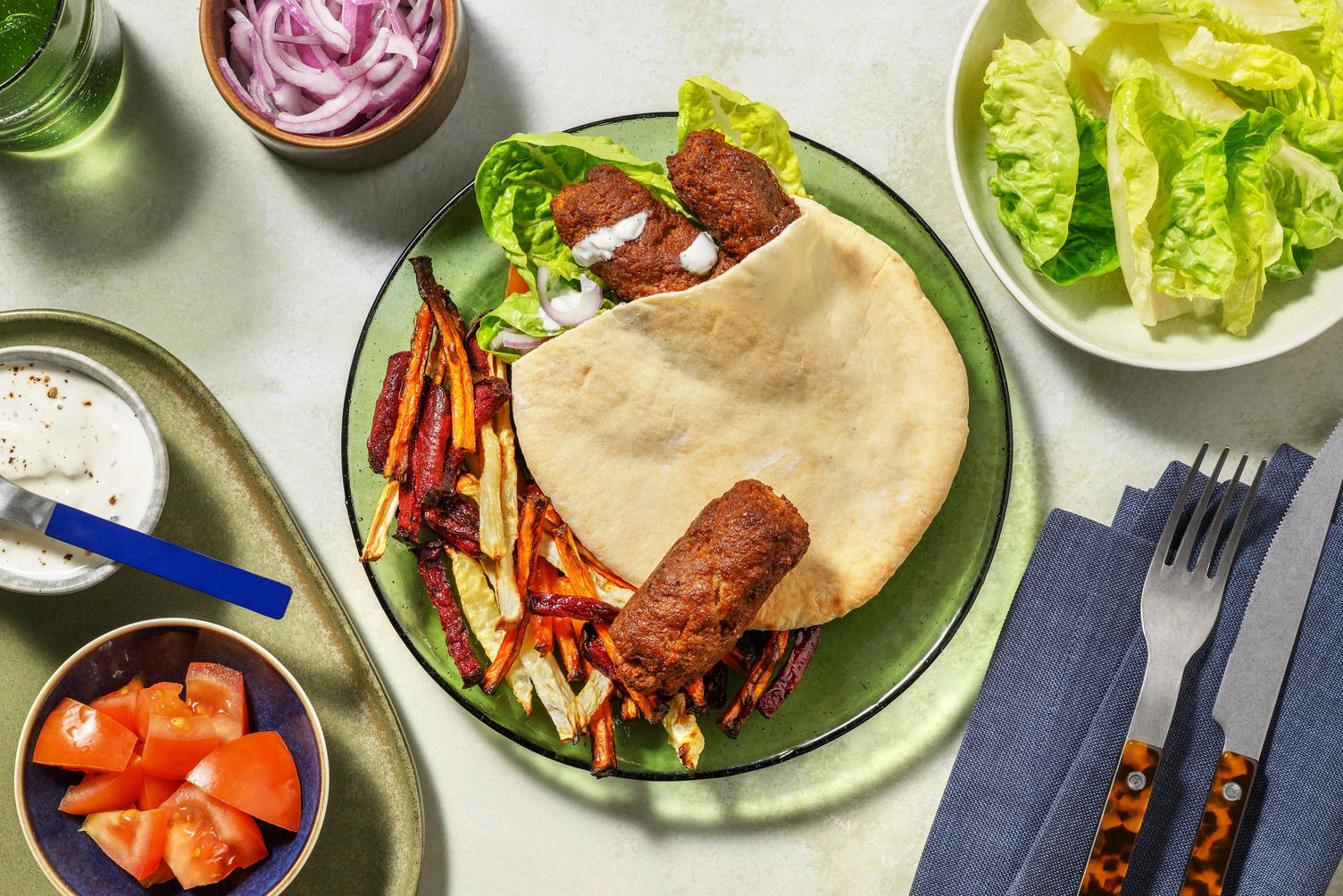 Svinekjøttkofta i pita og regnbuefries | HelloFresh