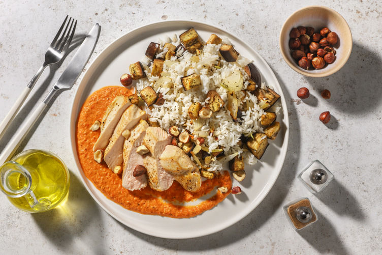 ¡Al romesco! Pollo con salsa de verduras y avellanas | HelloFresh