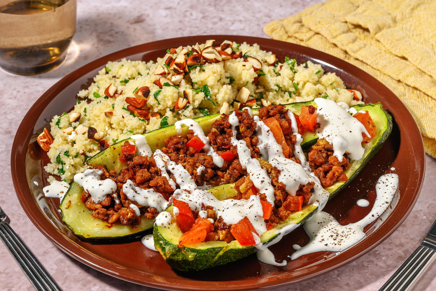 Turkisk vegofärsfylld zucchini Recept | HelloFresh