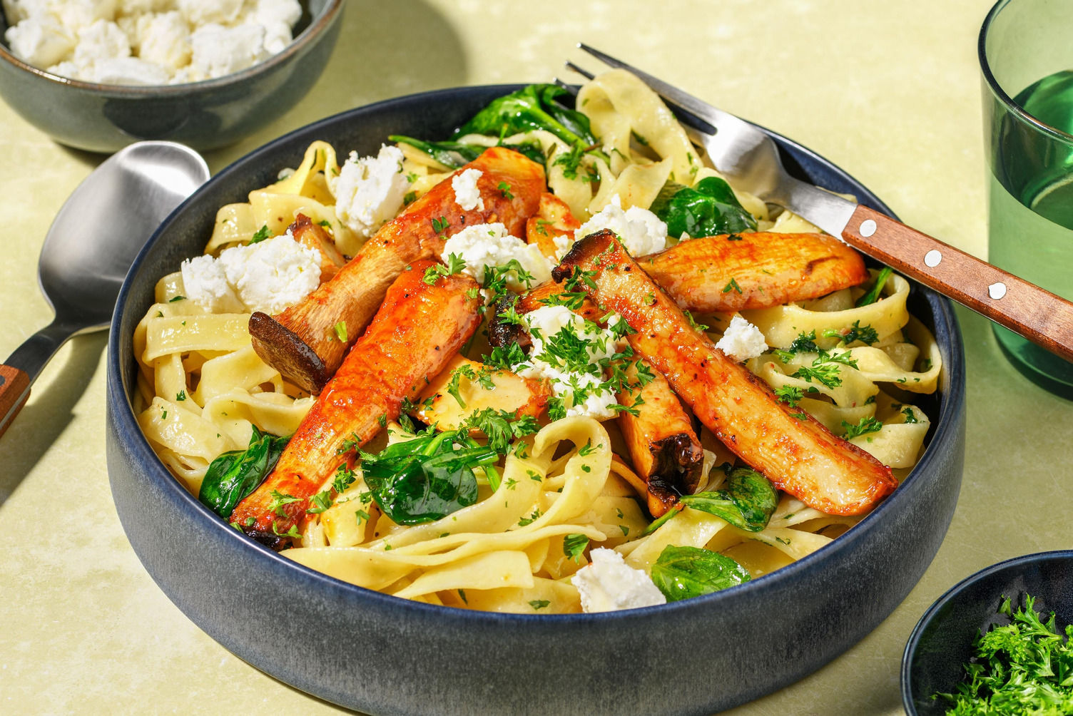 Fettuccine mit Bio-Feta und Kräuterseitlingen Rezept | HelloFresh