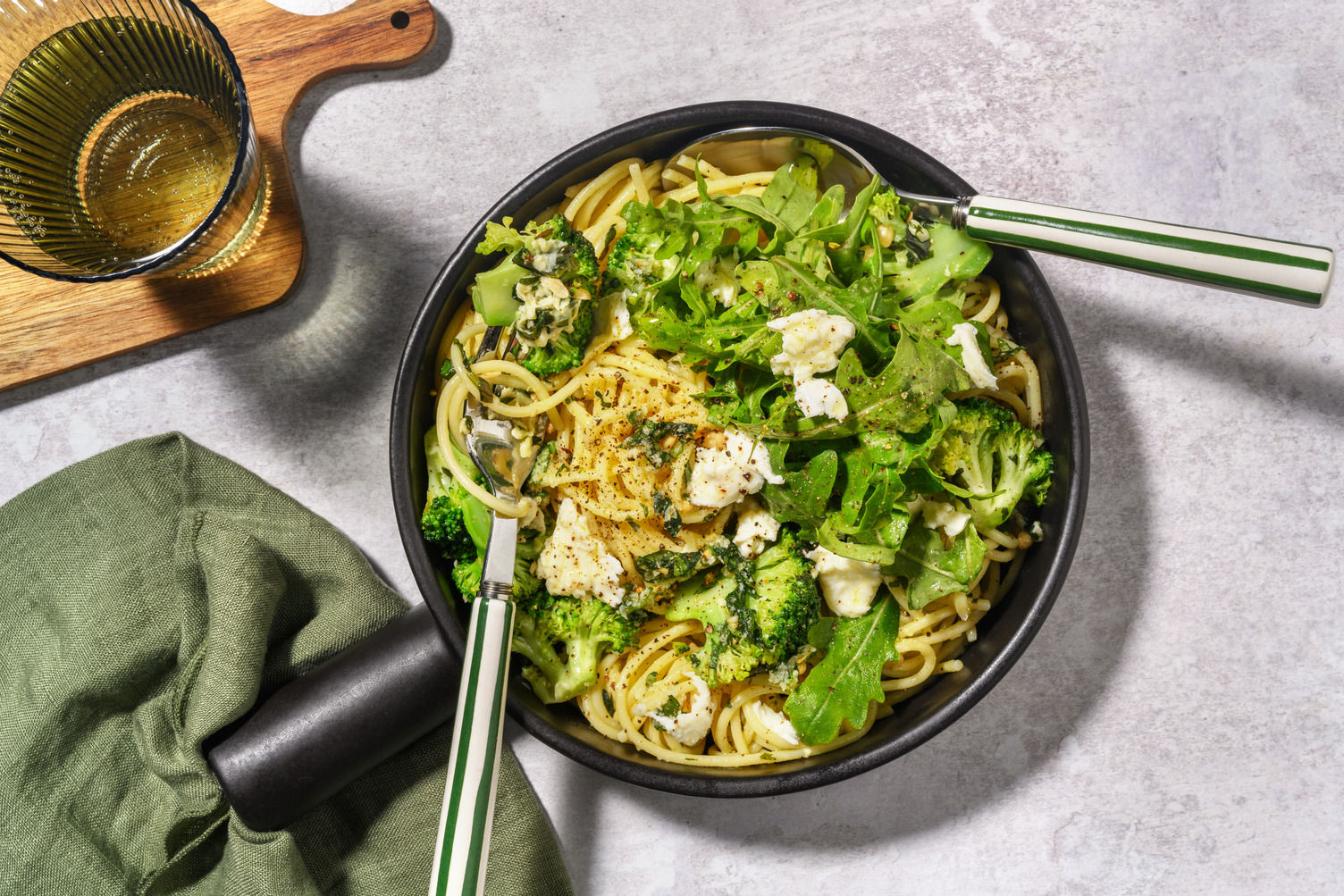 Spaghetti with homemade pesto sauce and greek cheese med laks | HelloFresh