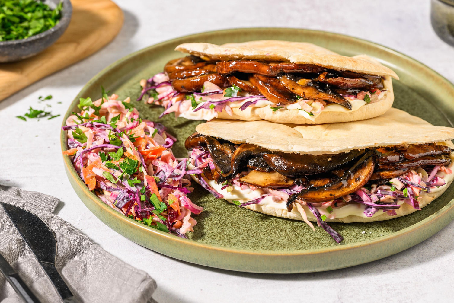 BBQ Portobello Pita mit Aioli & extra Hähnchen Rezept | HelloFresh