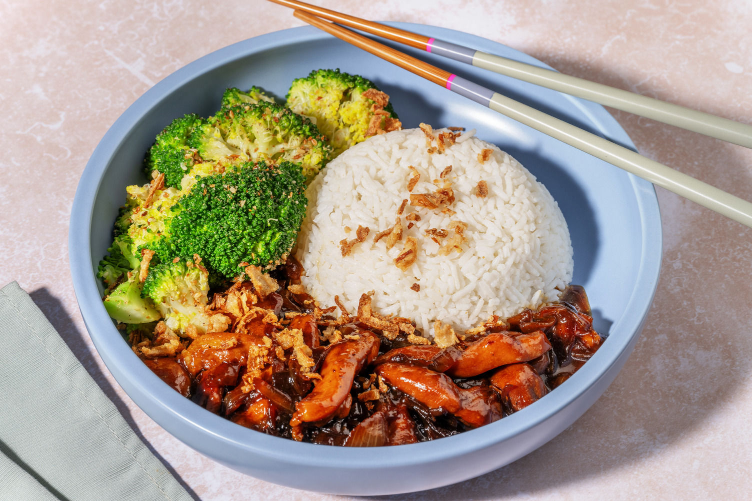 Sweet & sticky kippendijreepjes met gomasiobroccoli Recept | HelloFresh