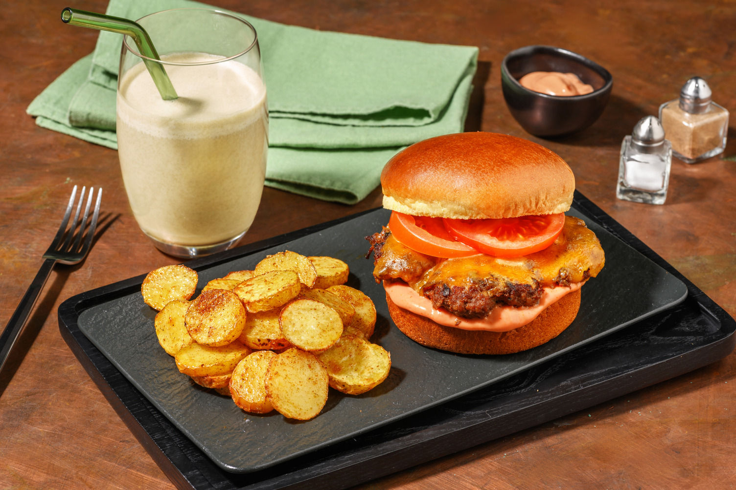 Smash Beef Burger mit Milkshake Rezept | HelloFresh