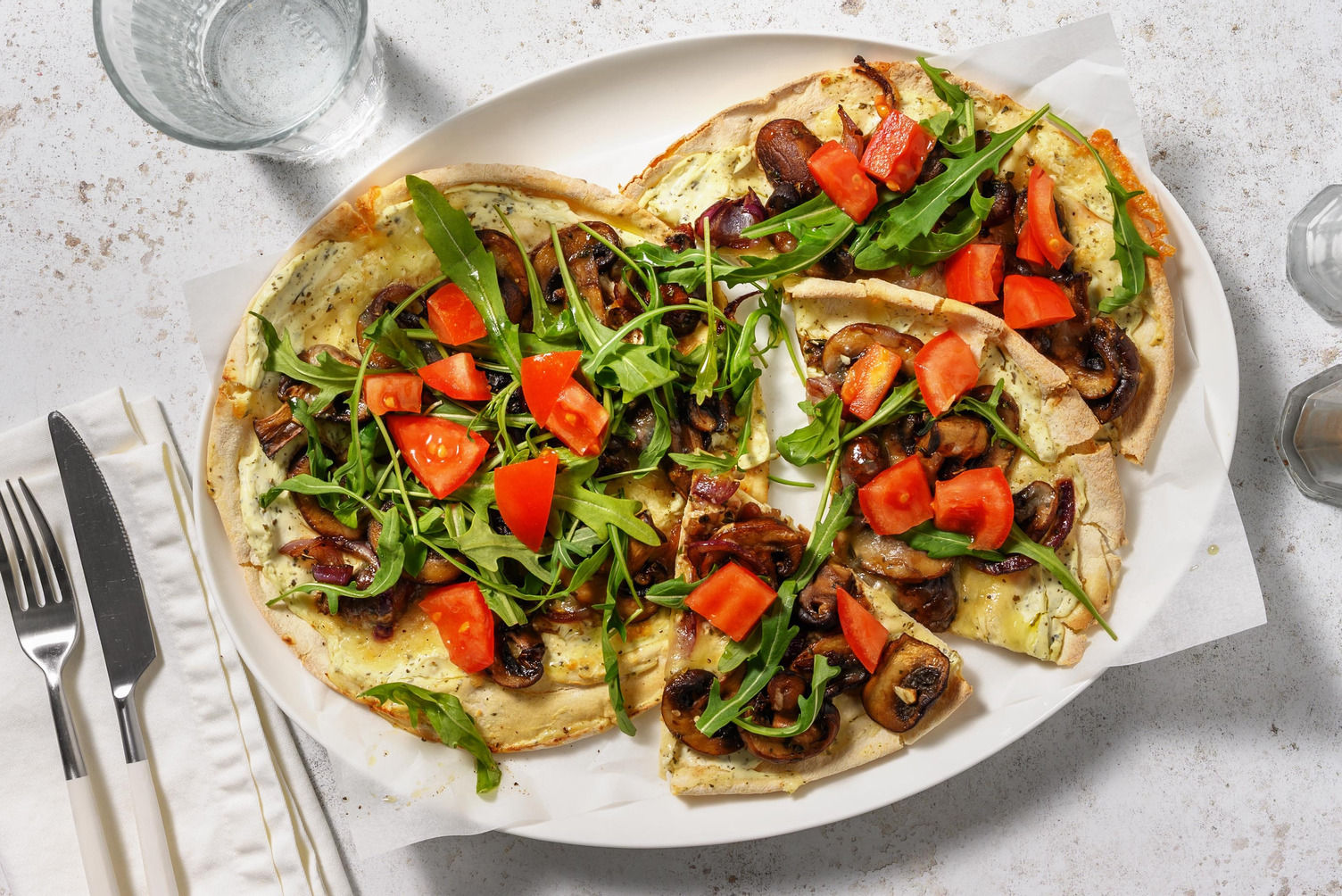 Pizza bianca op flatbread met champignons Recept | HelloFresh