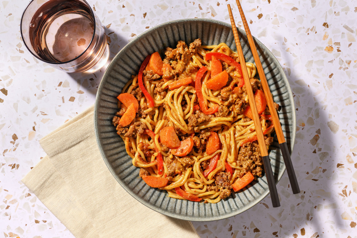 Satay exprés: udon con carne picada | HelloFresh