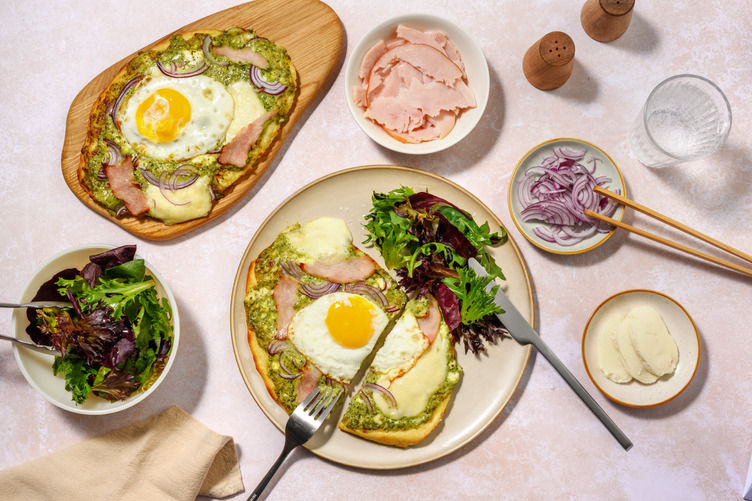 Pizza naan Contadina : pesto, mozza & jambon Recette | HelloFresh