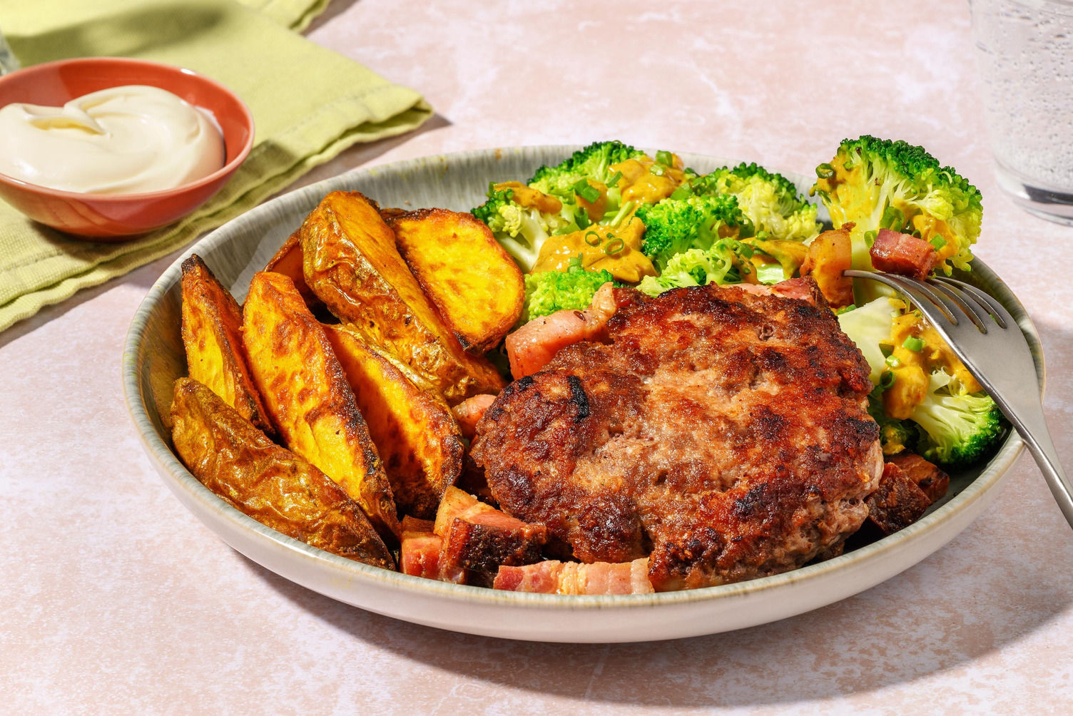 Hamburger met spekreepjes Recept | HelloFresh